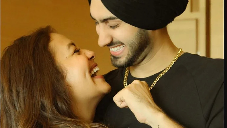 Neha Kakkar gave a very special surprise to husband Rohanpreet, singer ...