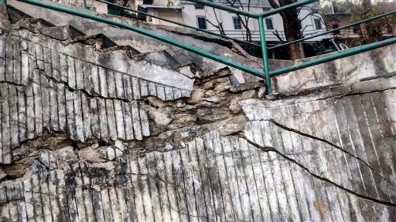Jyotirmath complex came under the grip of landslide, cracks appeared in ...