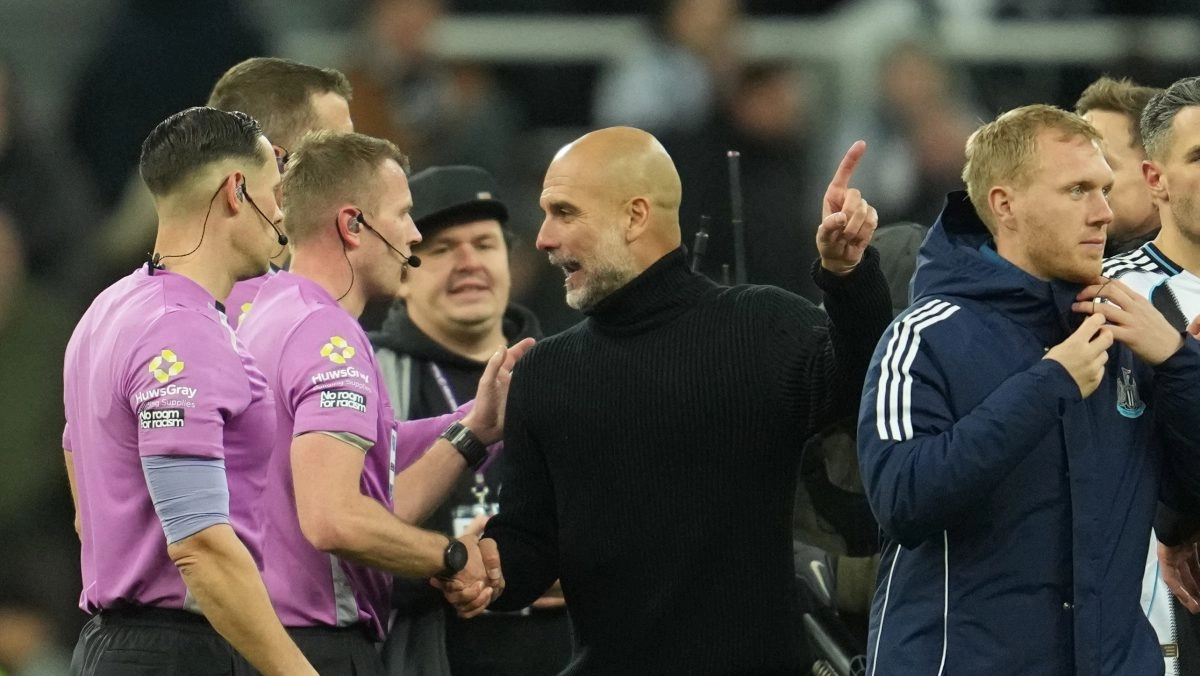 Pep Guardiola gets angry with a cameraman after Manchester City defeat ...